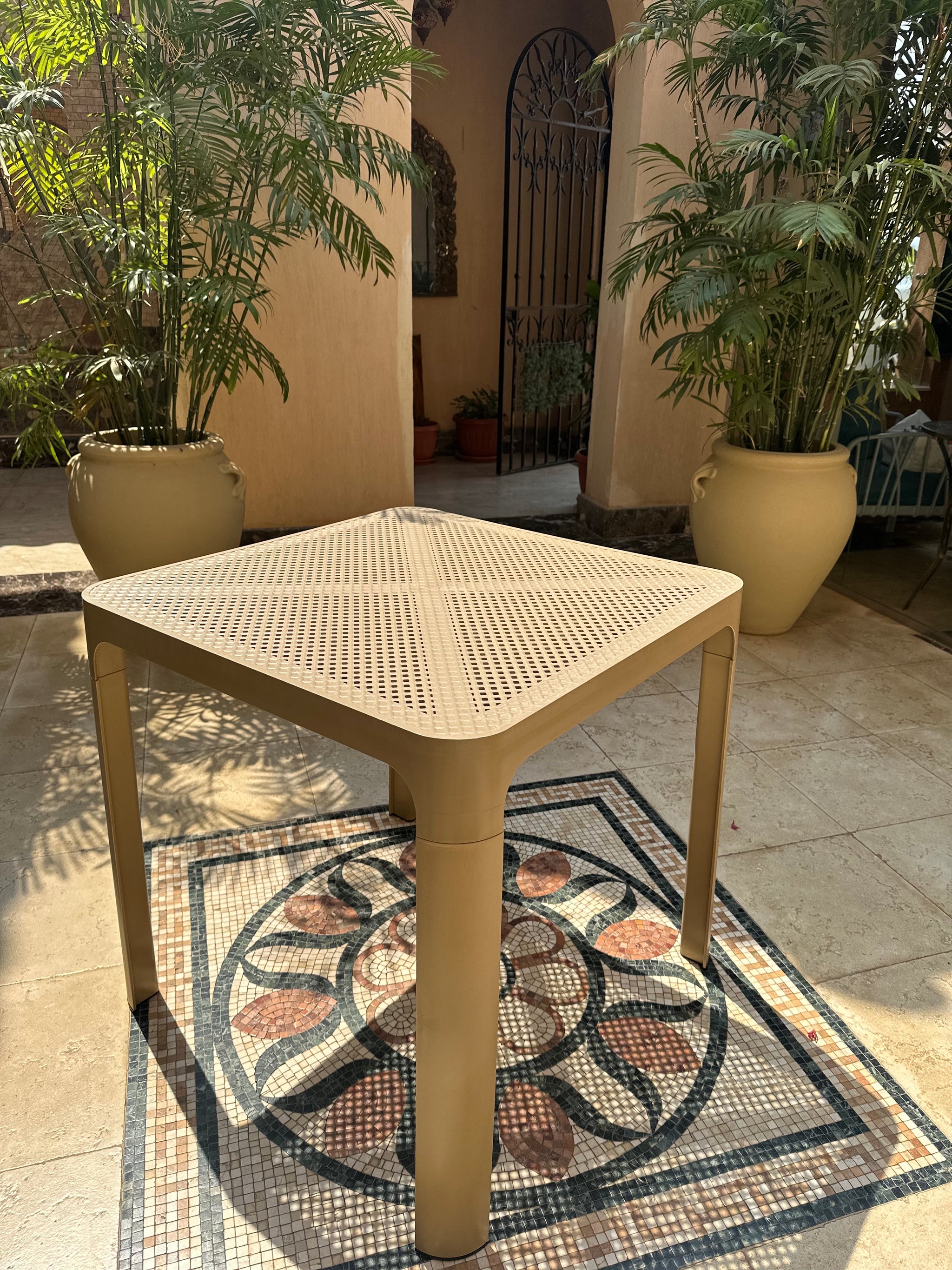 Dot Standard Table – Sereno