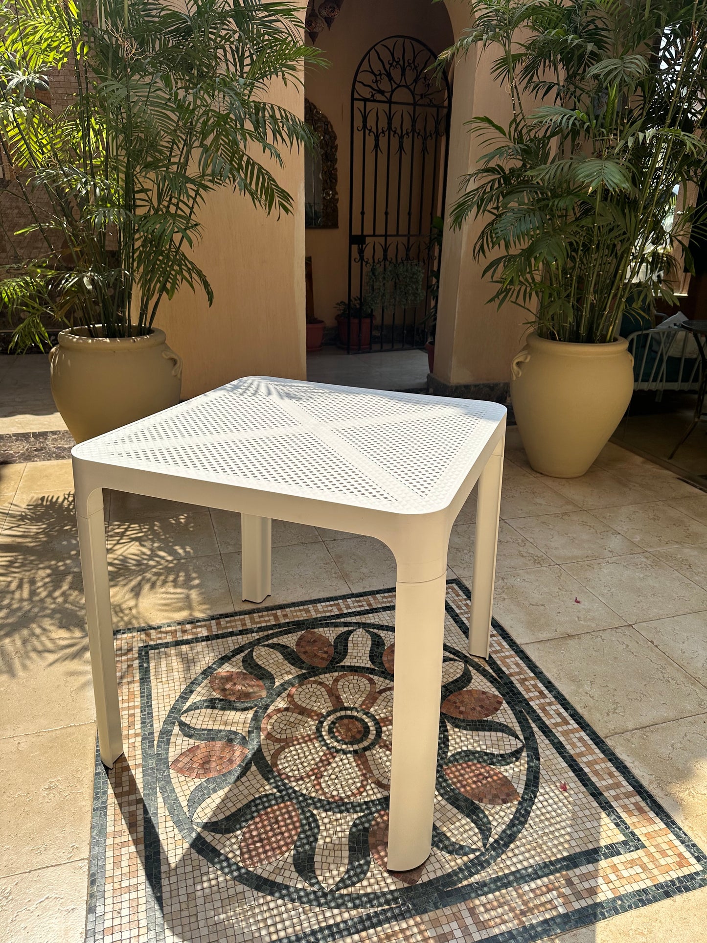 Dot Standard Table – Sereno