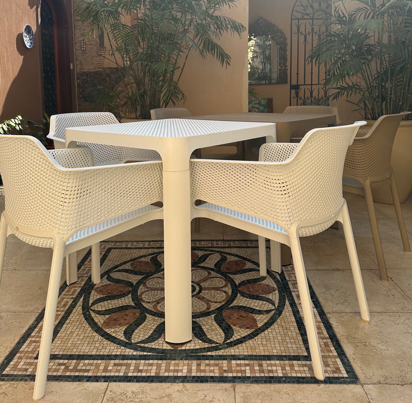 Dot Standard Table – Sereno