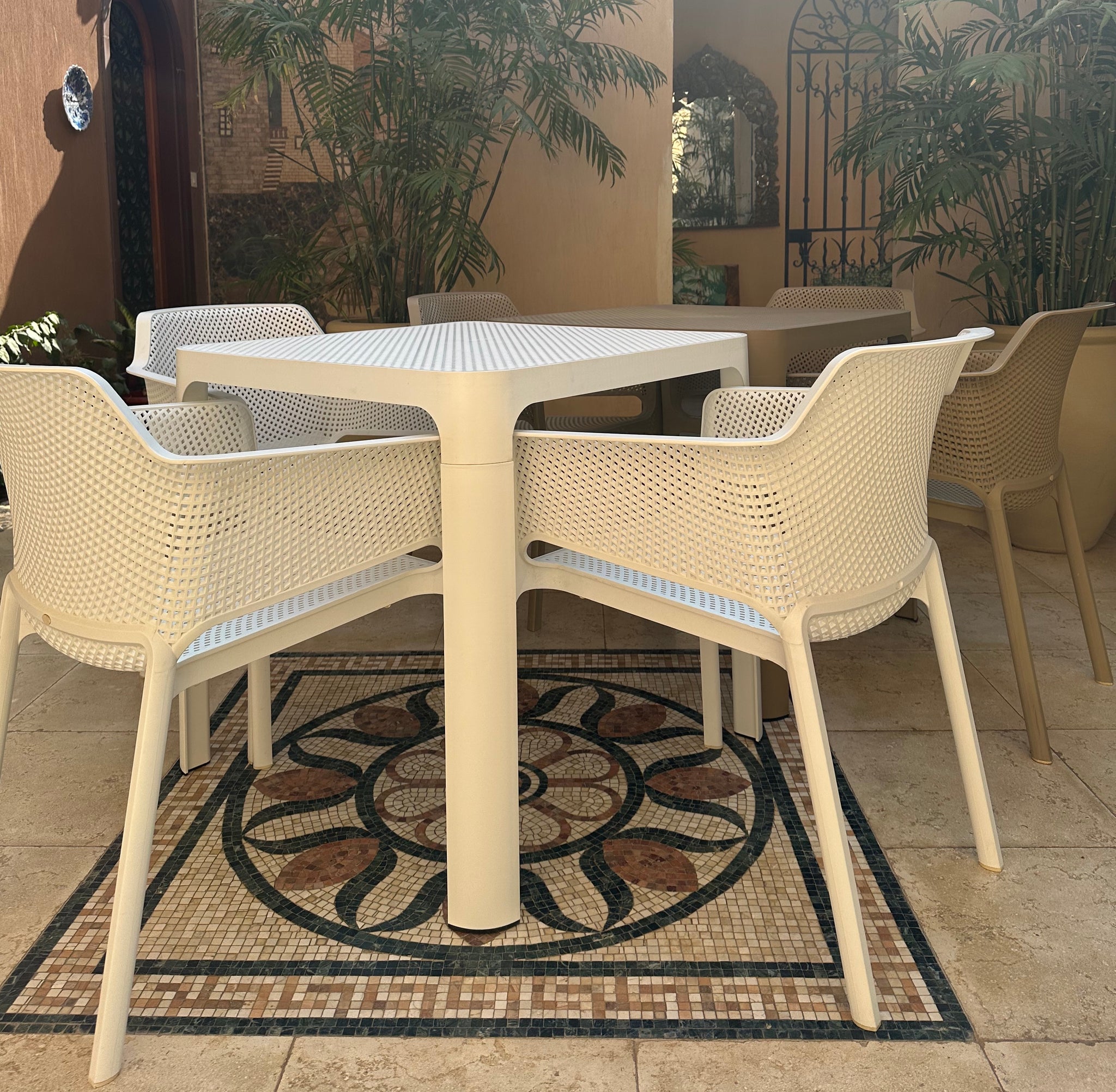 Dot Standard Table – Sereno