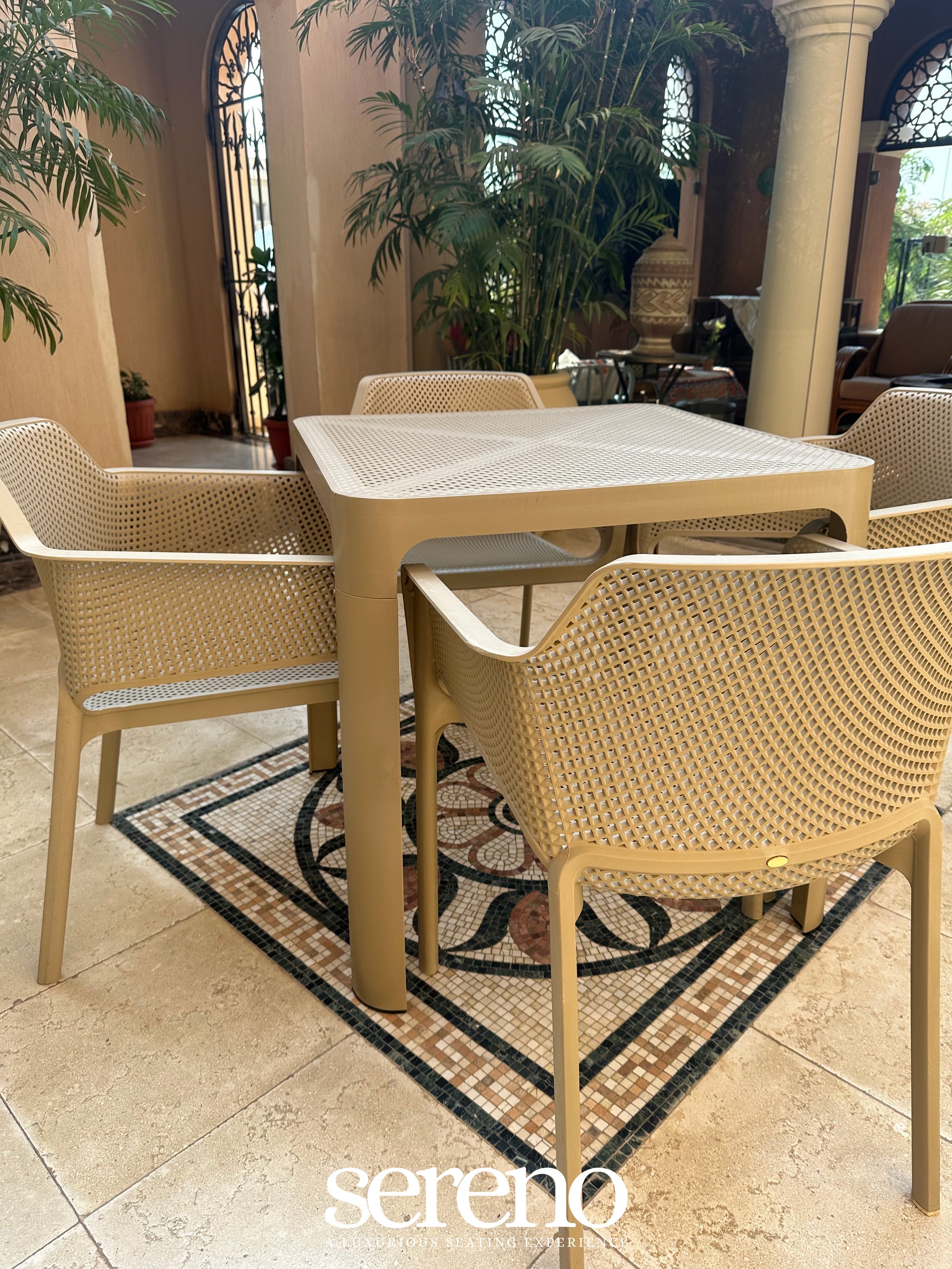 Dot Set 2 (4 Dot Chairs + 1 Dot Standard Table) – Sereno