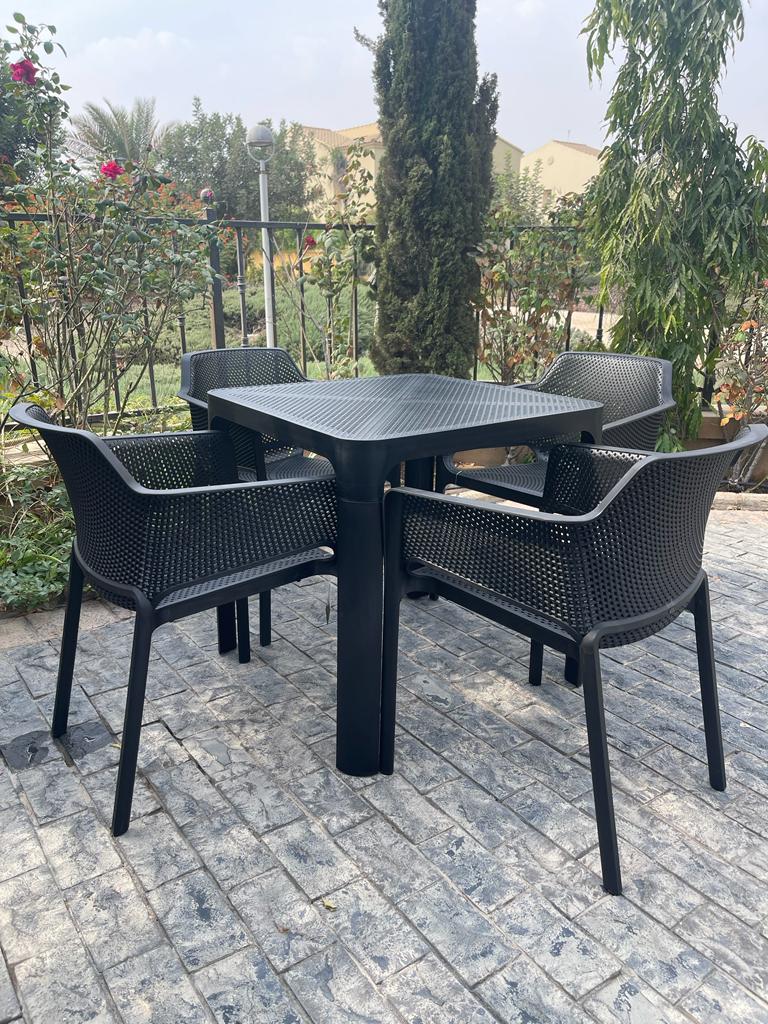 Dot Set 2 (4 Dot Chairs + 1 Dot Standard Table) – Sereno