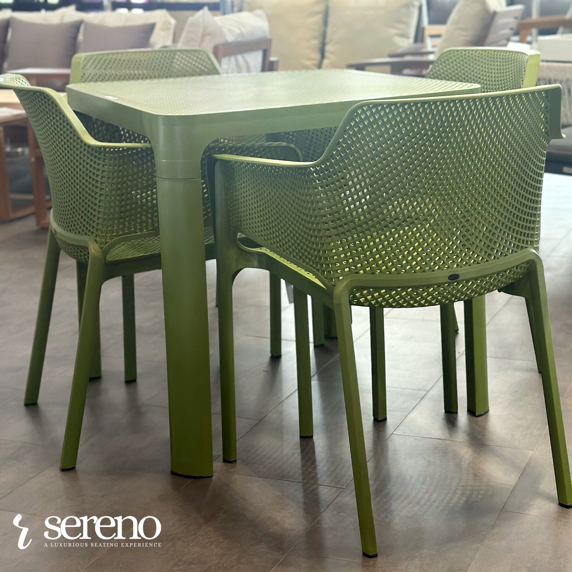 Dot Set 2 (4 Dot Chairs + 1 Dot Standard Table) – Sereno